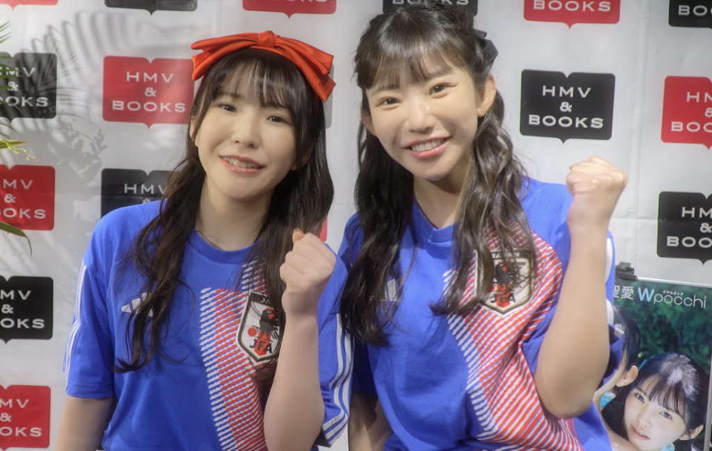 姉妹でユニフォーム交換も披露！長澤茉里奈&聖愛の写真集「Wpocchi」発売 | グラビディア